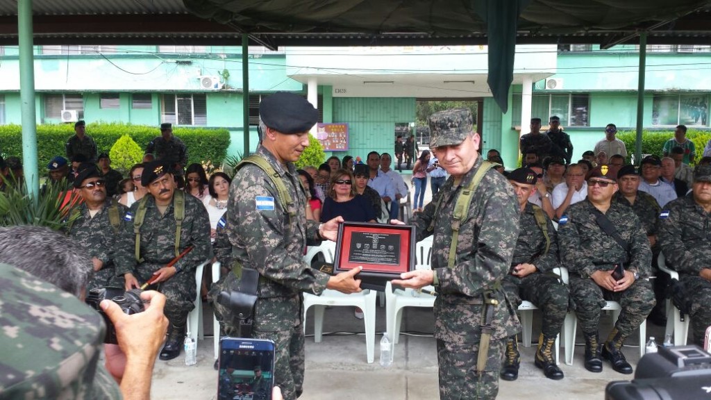 Asumiendo nuevos retos con dinamismo: traspaso de mando de la 105 ...
