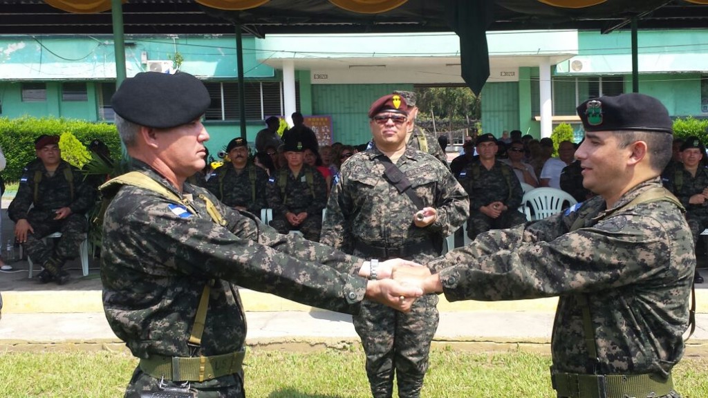 Asumiendo nuevos retos con dinamismo: traspaso de mando de la 105 ...