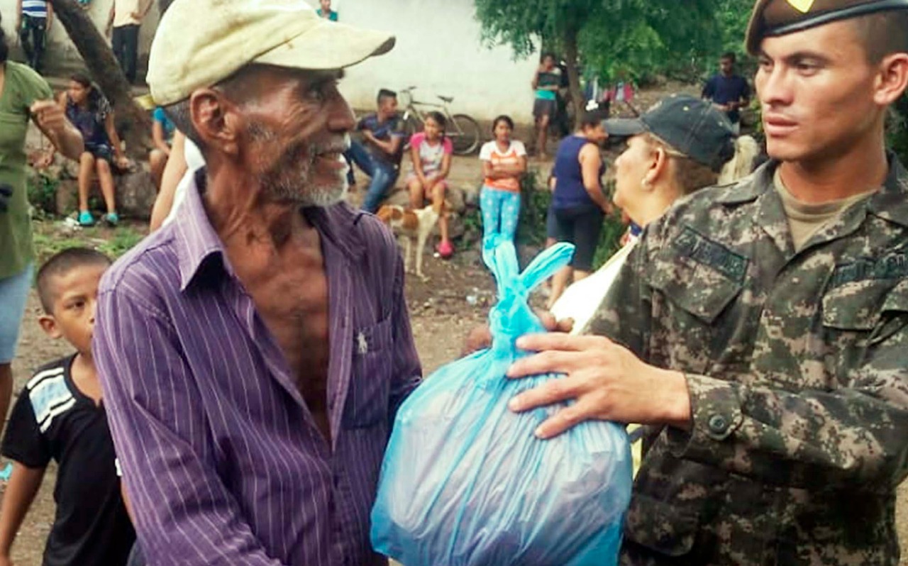 Apoyo militar en municipios incomunicados y familias albergadas en el sur