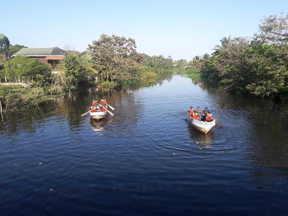 Estudiantes navales limpian estero de la comunidad de Masca en Omoa